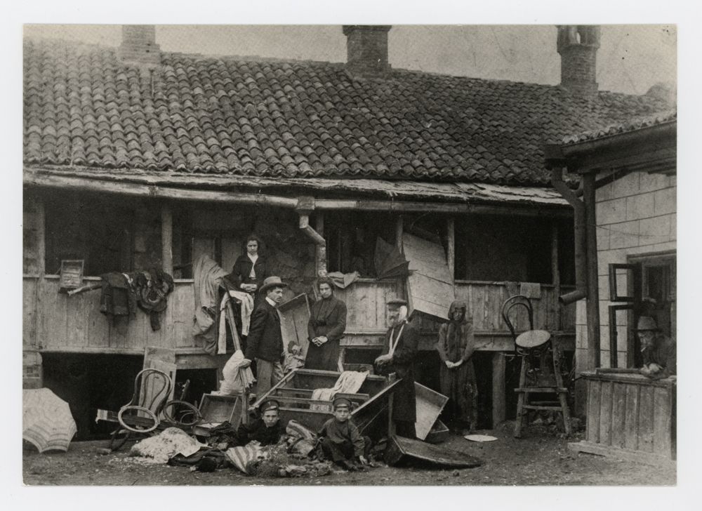 Pogrom: Victims of Kishinev pogrom in front of a destroyed house, 1903